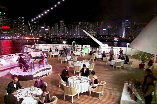 Radisson Diamond is the world's largest ship with a SWATH design, and ...