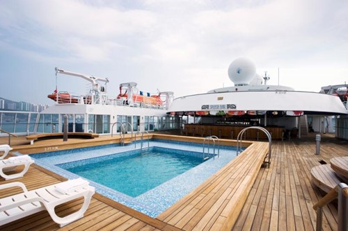 Radisson Diamond is the world's largest ship with a SWATH design, and ...