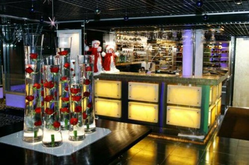 Radisson Diamond is the world's largest ship with a SWATH design, and ...